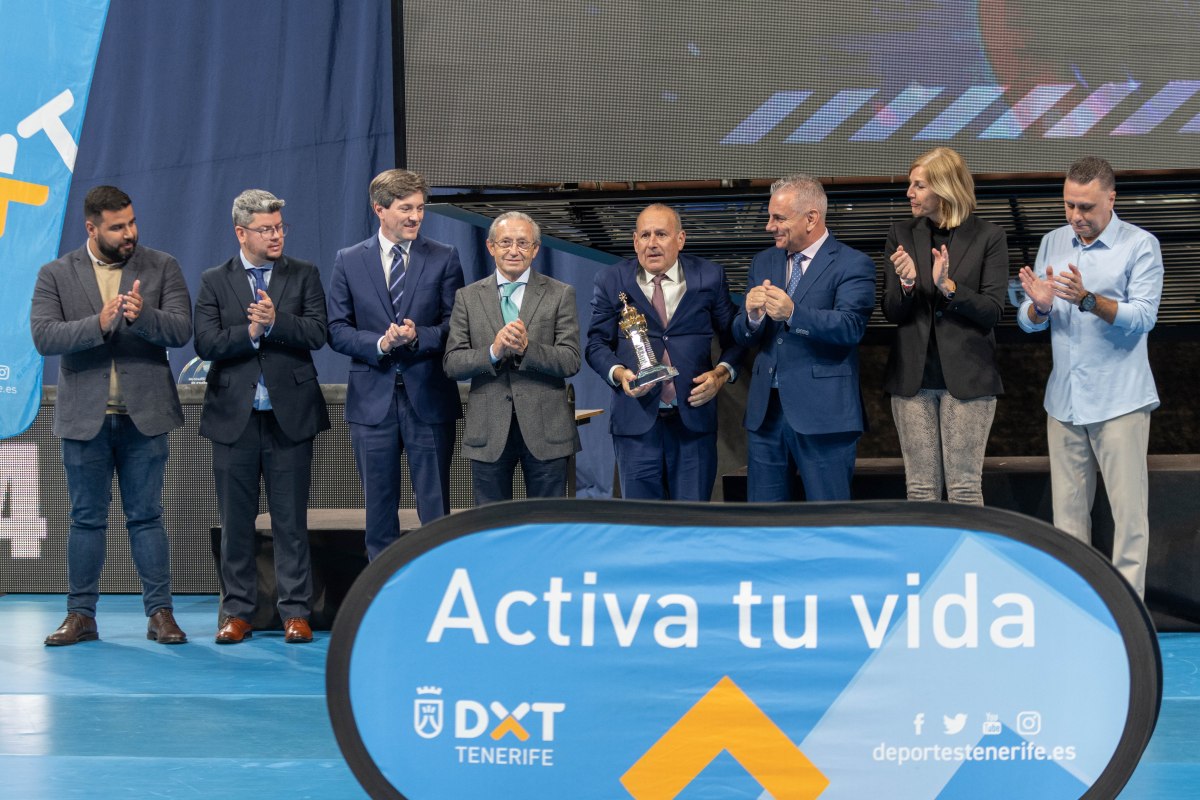 Benito Rodríguez recibe el premio Farola del Mar en la Gala de ...